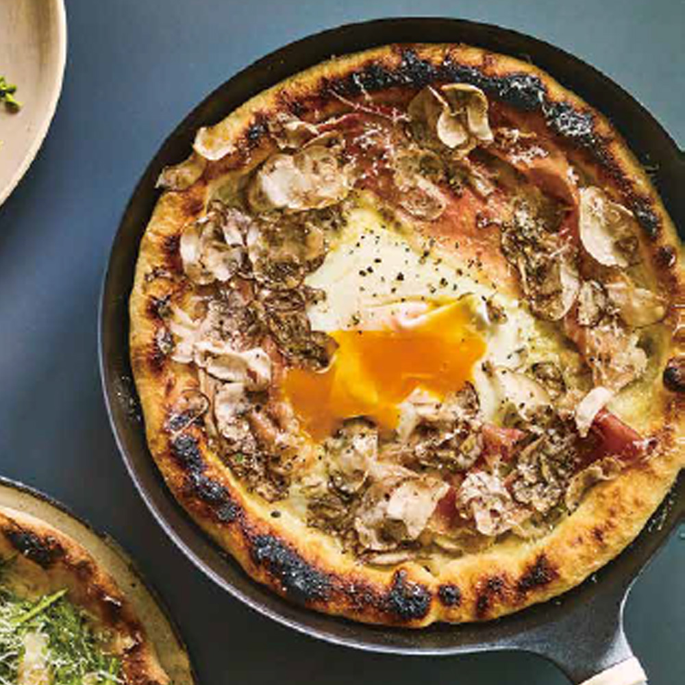 洋菇俾斯麥半熟蛋披薩【VERMICULAR 烤箱適用琺瑯鑄鐵平底鍋 料理】｜恆食堂｜hengstyle：恆隆行